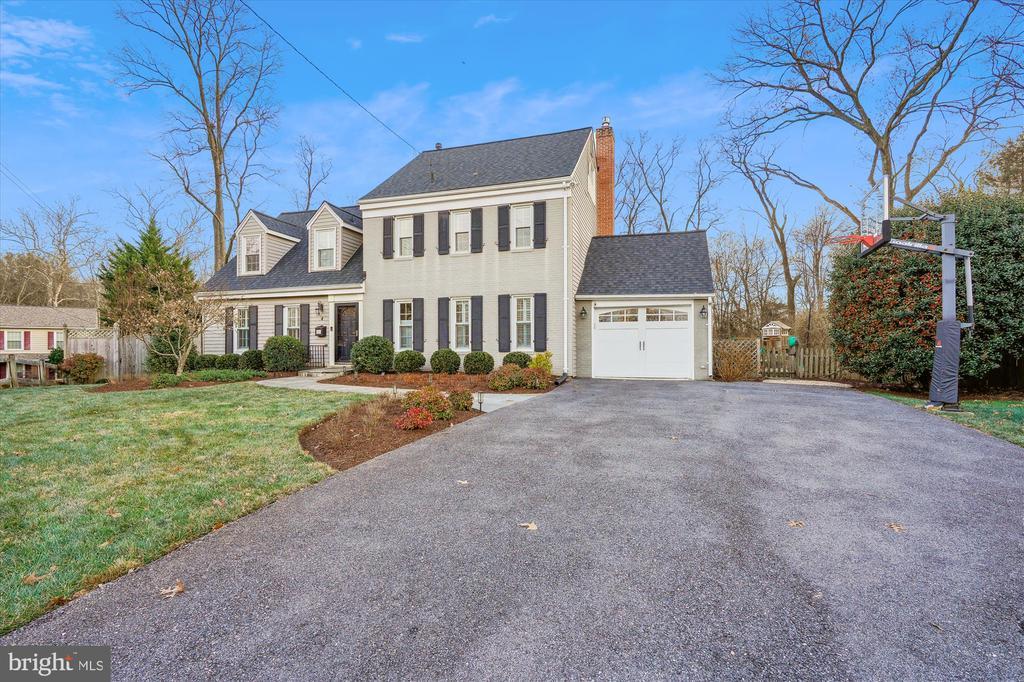 Home for Sale at 4 Atwell Ct, POTOMAC, Colonial Property Listing: MLS® #MDMC2157952