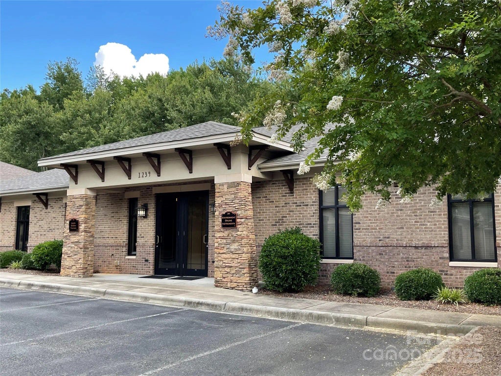 1234 Mann Drive 200, Matthews Property Listing: MLS® #4259806