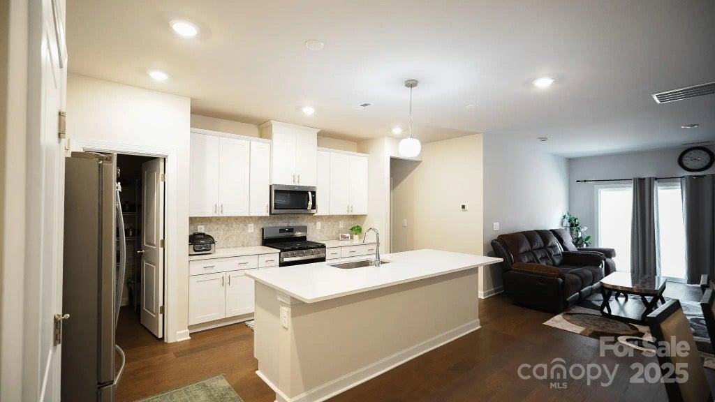 486 Olympia Way, York Property Listing: MLS® #4326313