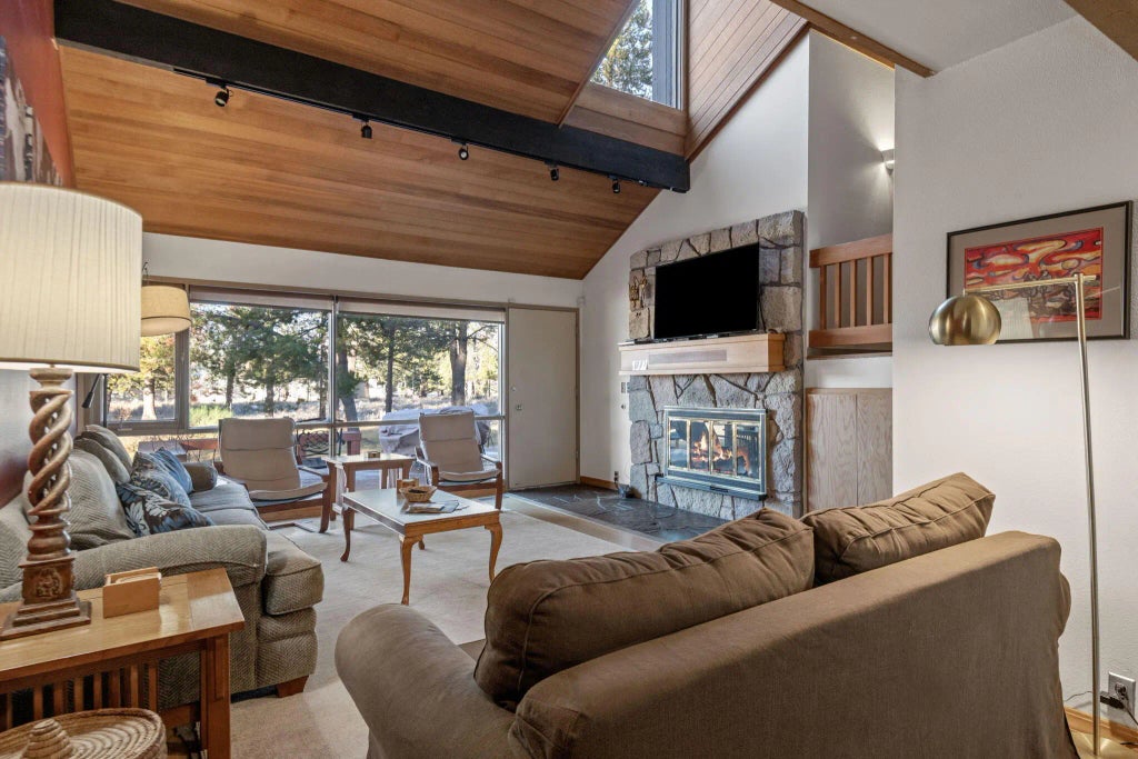 57283 Meadow House Loop 85, Sunriver Property Listing: MLS® #220213106