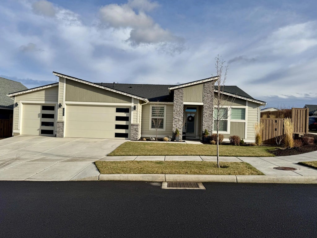 3842 Ne Oakside Loop, Bend Property Listing: MLS® #220213108