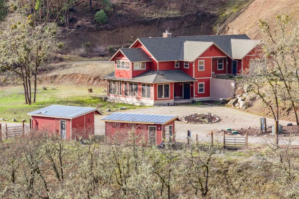 4760 Galls Creek Road, Gold Hill Property Listing: MLS® #220213118