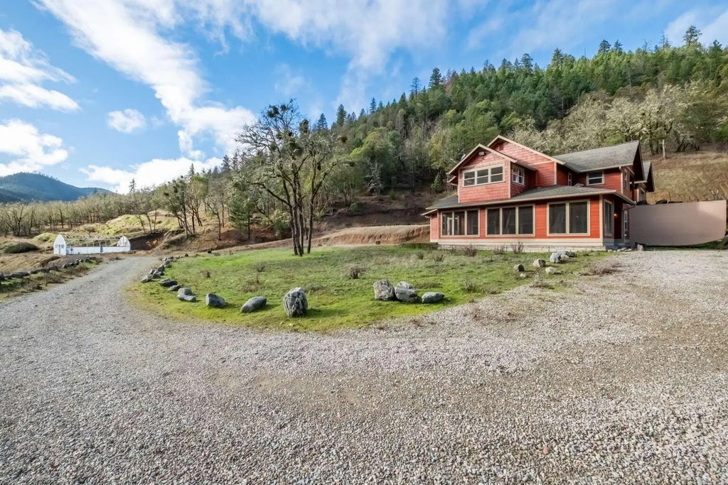 4760 Galls Creek Road, Gold Hill Property Listing: MLS® #220213118