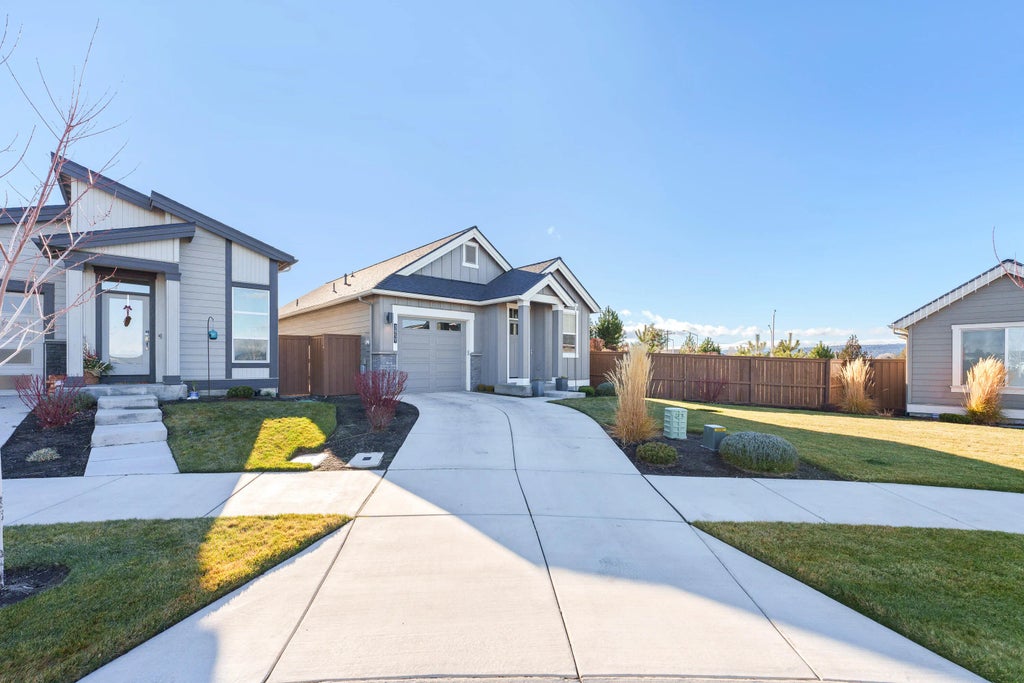 3859 Ne Oakside Loop, Bend Property Listing: MLS® #220213145