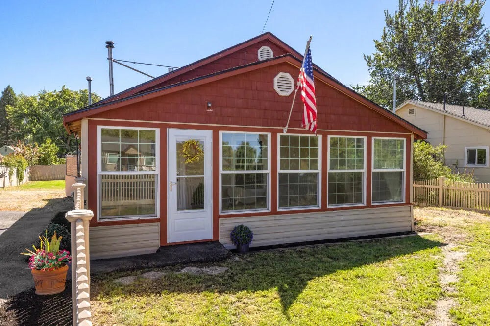 1759 Summers Lane, Klamath Falls Property Listing: MLS® #220213182