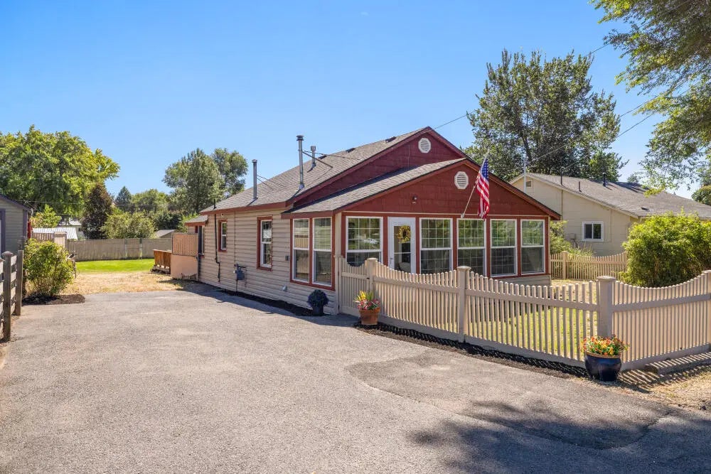 1759 Summers Lane, Klamath Falls Property Listing: MLS® #220213182