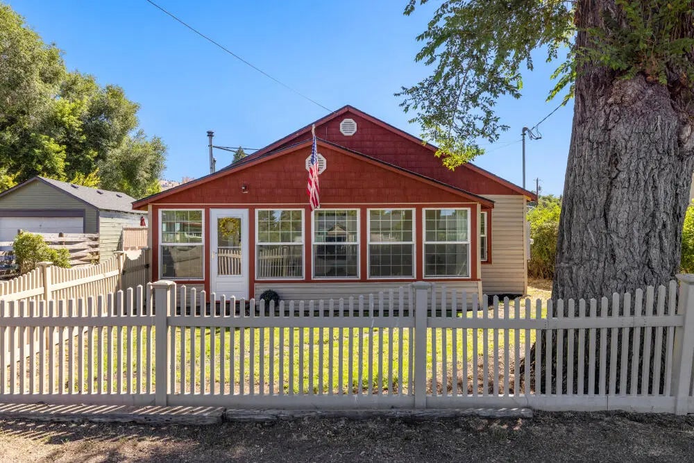 1759 Summers Lane, Klamath Falls Property Listing: MLS® #220213182