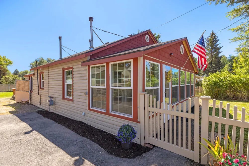 1759 Summers Lane, Klamath Falls Property Listing: MLS® #220213182