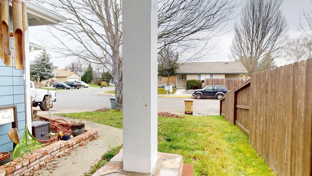 606 Sw Larch Road, Grants Pass Property Listing: MLS® #220213178