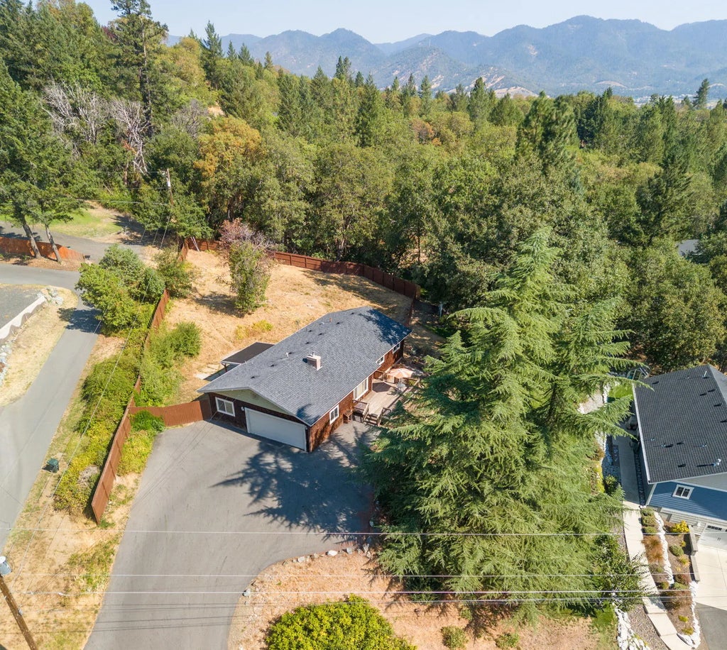 450 Crestview Loop, Grants Pass Property Listing: MLS® #220213189