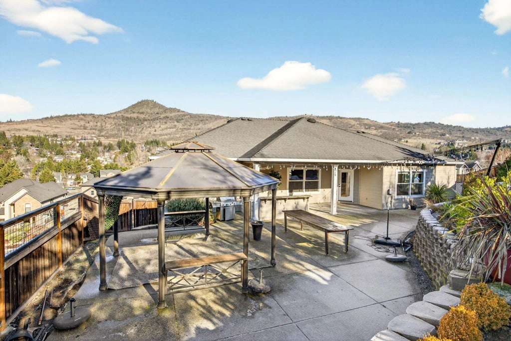 4642 Hathaway Drive, Medford Property Listing: MLS® #220213799