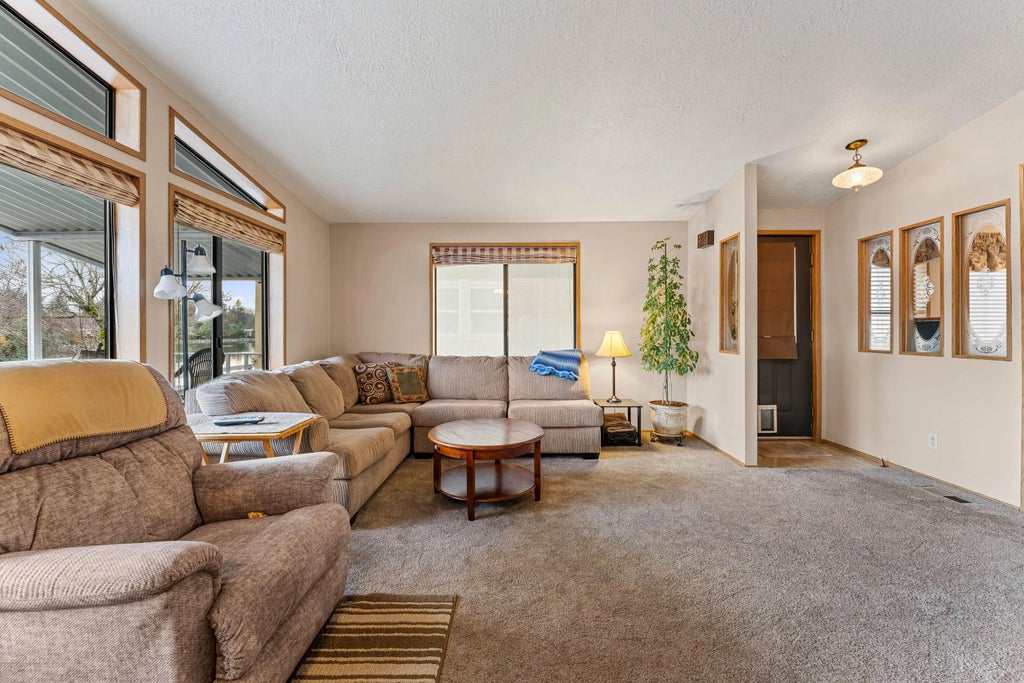 183 Kingsley Drive, Grants Pass Property Listing: MLS® #220213559