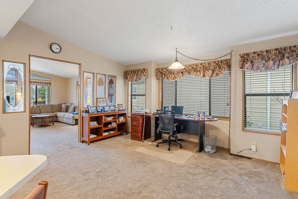 183 Kingsley Drive, Grants Pass Property Listing: MLS® #220213559