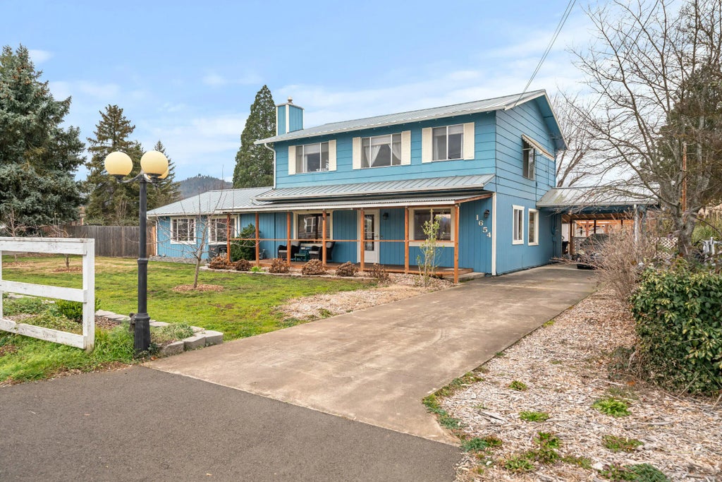 1654 Thomas Road, Medford Property Listing: MLS® #220214533