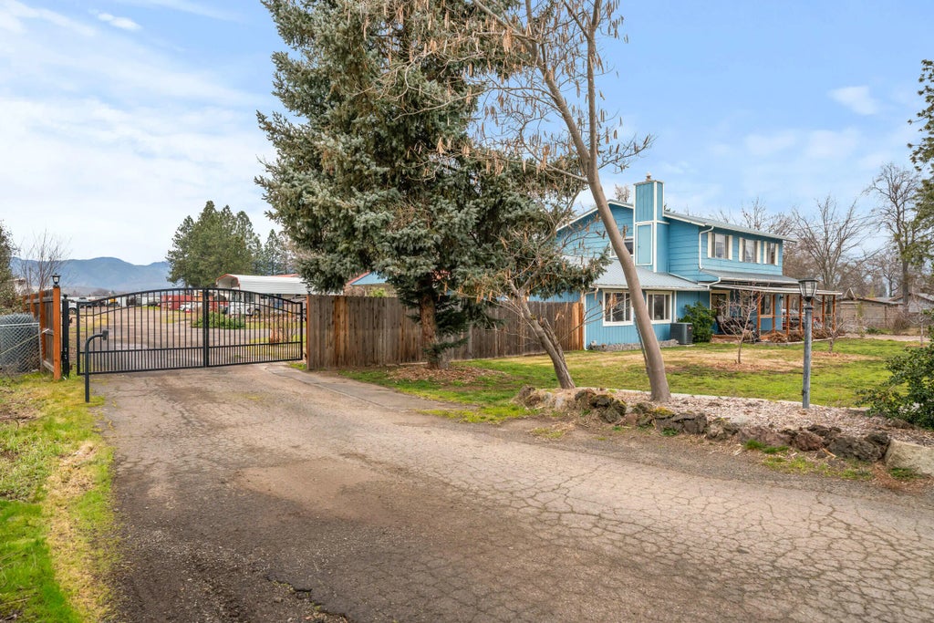 1654 Thomas Road, Medford Property Listing: MLS® #220214533