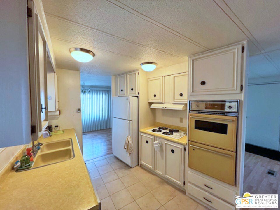 221 Safari Street, Palm Springs Property Listing: MLS® #24363005