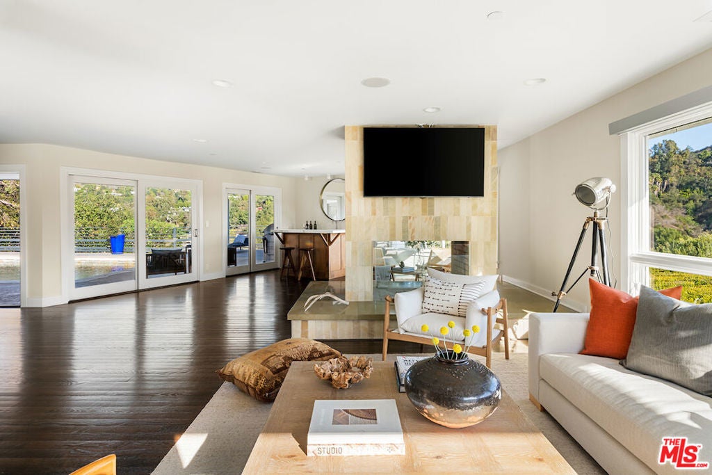 2547 Hutton Drive, Beverly Hills Property Listing: MLS® #25503033