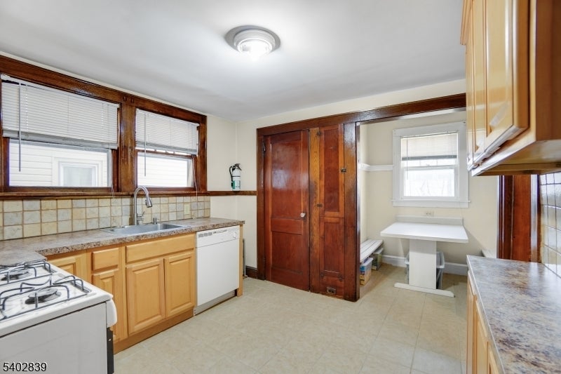 33 Becker Ter, Irvington Twp., NJ 07111-1310 is a 4 Bedroom Colonial ...