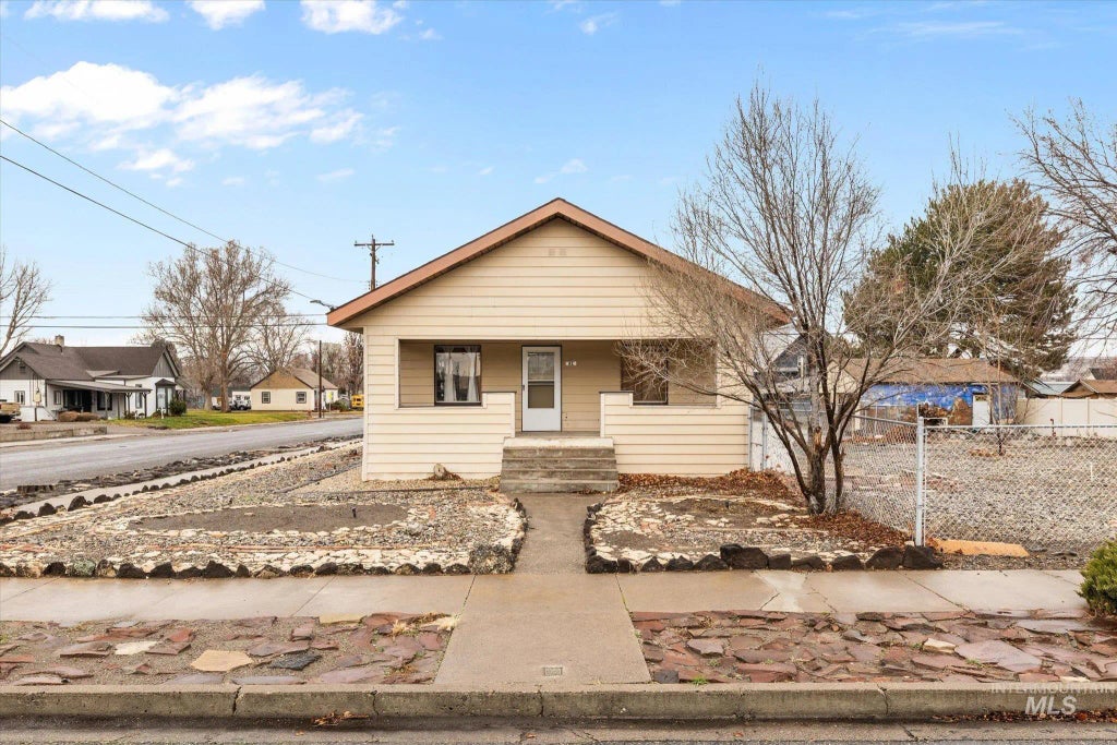 8 E Arthur Ave, Glenns Ferry Property Listing: MLS® #98970402