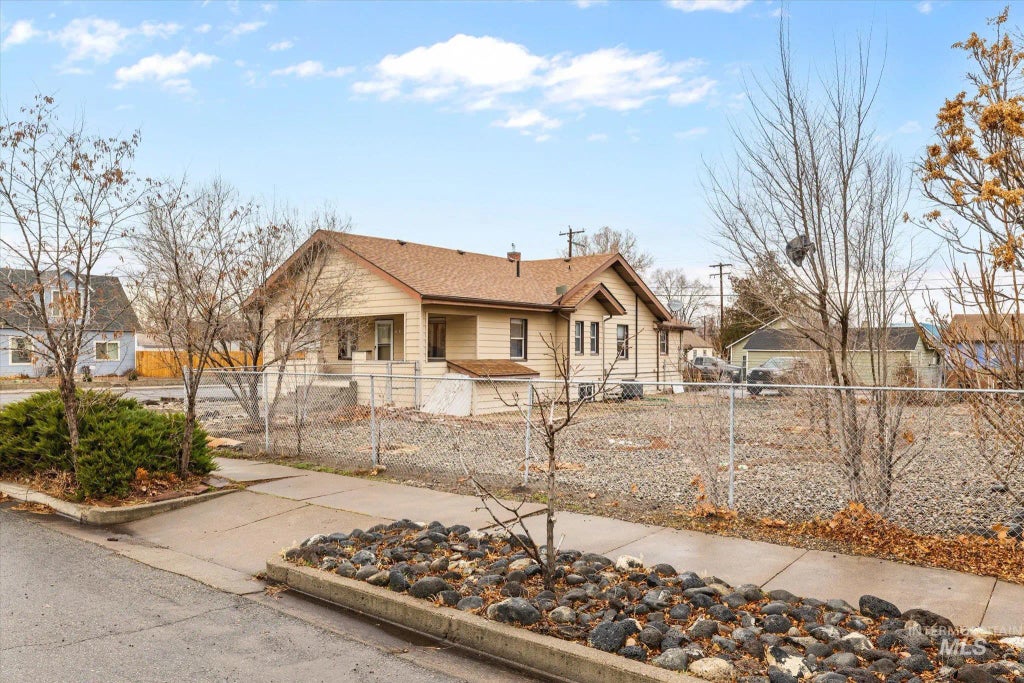 8 E Arthur Ave, Glenns Ferry Property Listing: MLS® #98970402