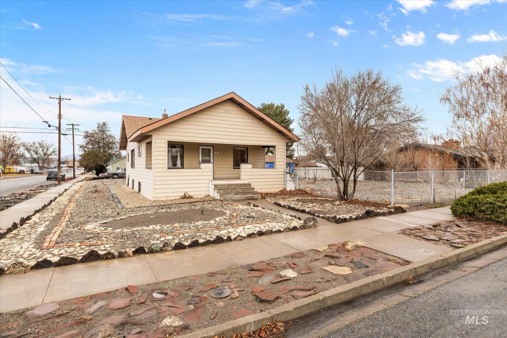 8 E Arthur Ave, Glenns Ferry Property Listing: MLS® #98970402