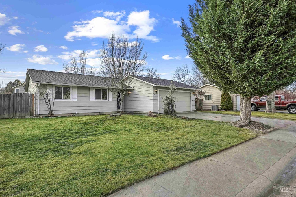 323 E Amanita St, Eagle Property Listing: MLS® #98971242