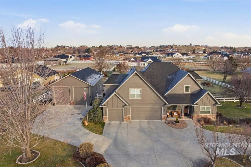 8982 New Castle Drive, Middleton Property Listing: MLS® #98971416