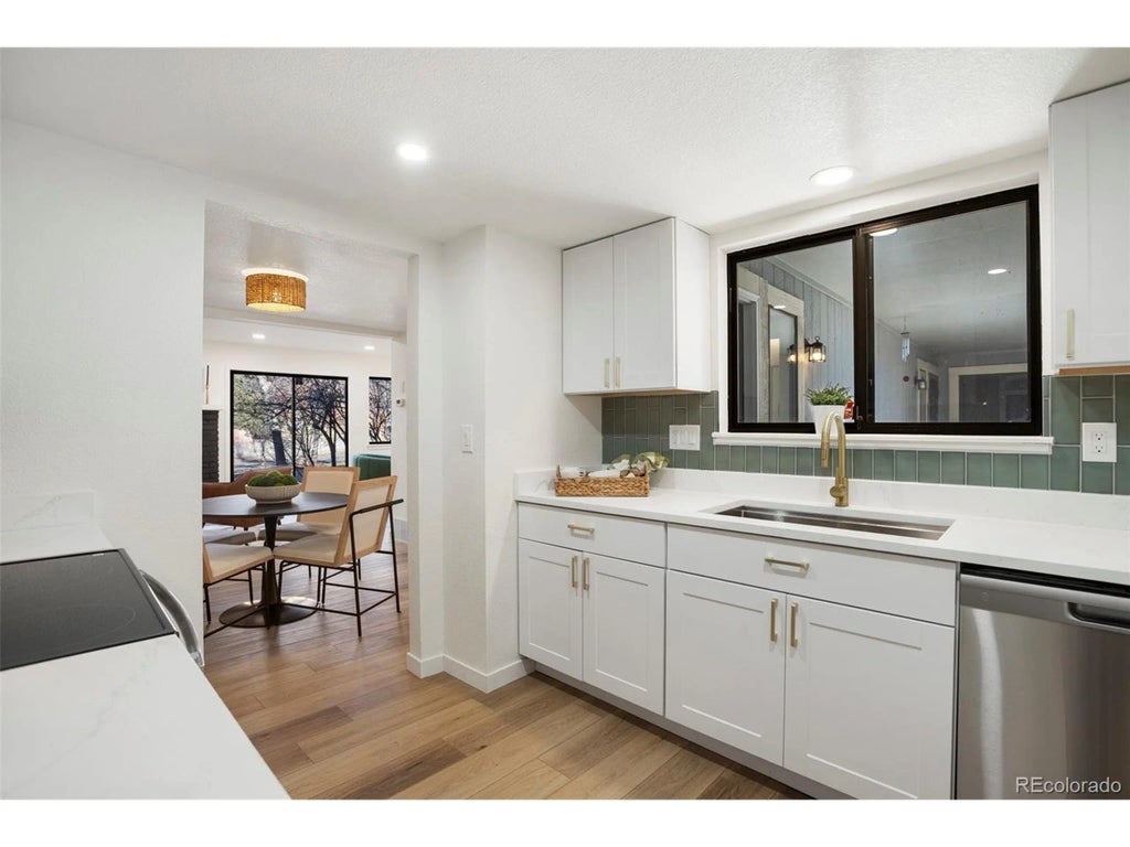 2752 S Lansing Way, Aurora Property Listing: MLS® #1651353