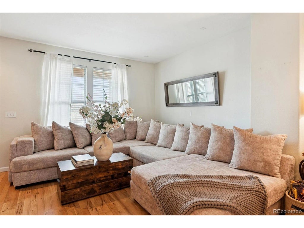 22735 E Ottawa Pl, Aurora Property Listing: MLS® #1894209