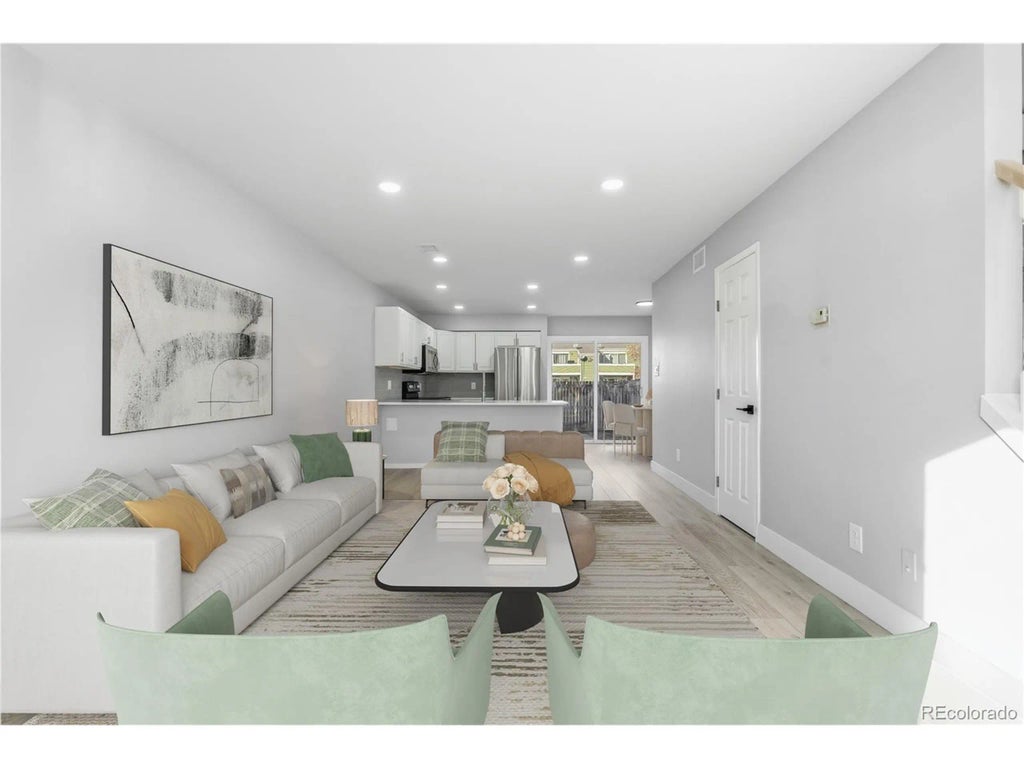 932 S Peoria St, Aurora Property Listing: MLS® #5889897