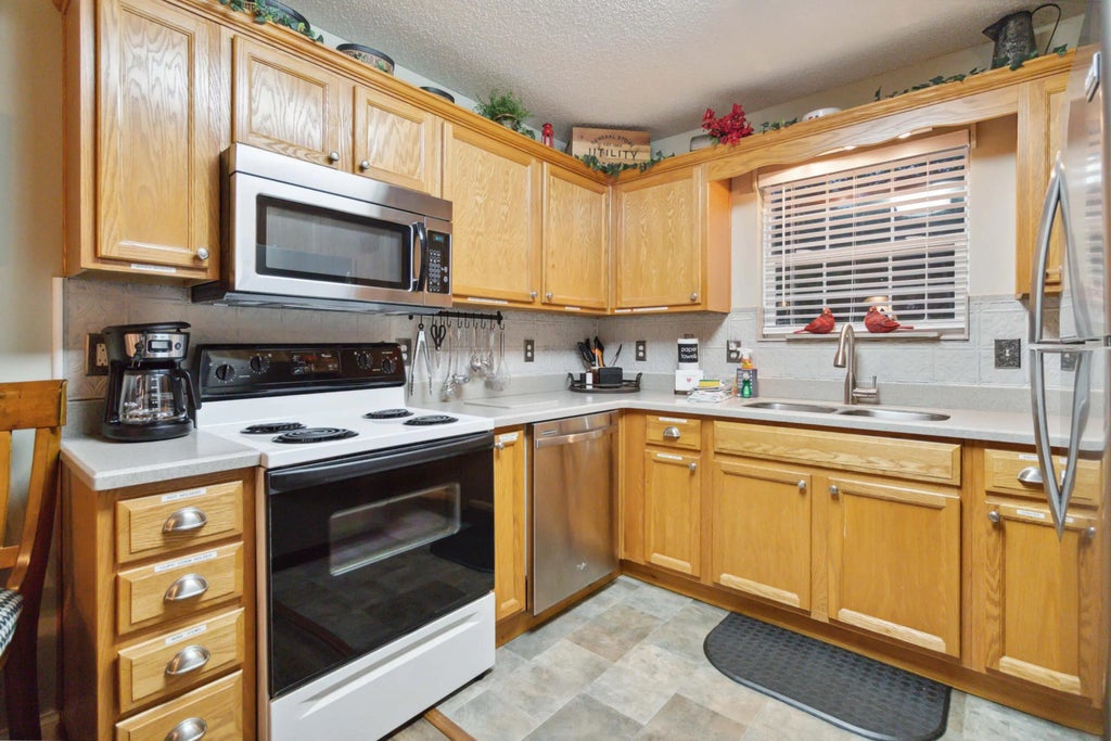 330 Enchanted Forest Way, Burnside Property Listing: MLS® #26000750