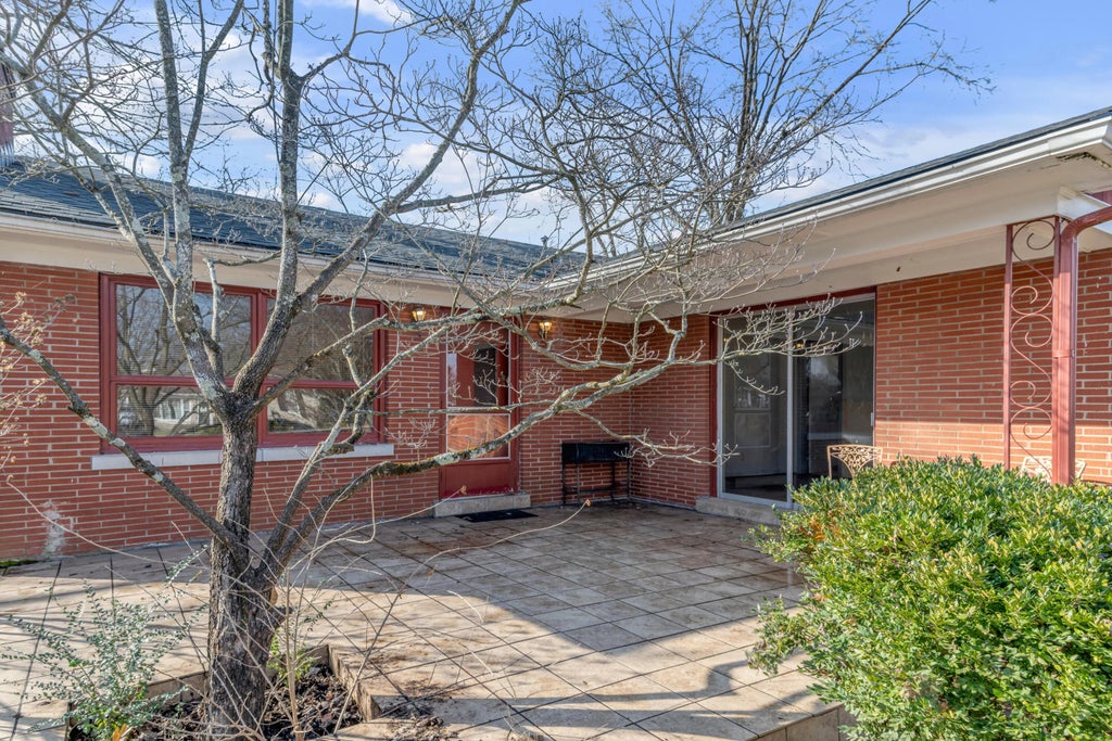 634 Seattle Drive, Lexington Property Listing: MLS® #26000665