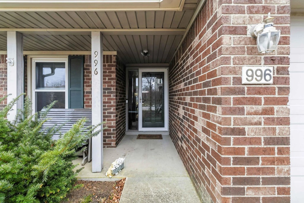 996 Wedgewood Wedgewood Road, Lexington Property Listing: MLS® #26001247