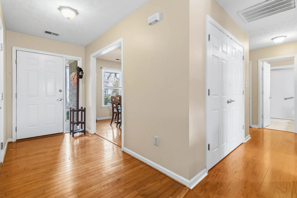 996 Wedgewood Wedgewood Road, Lexington Property Listing: MLS® #26001247