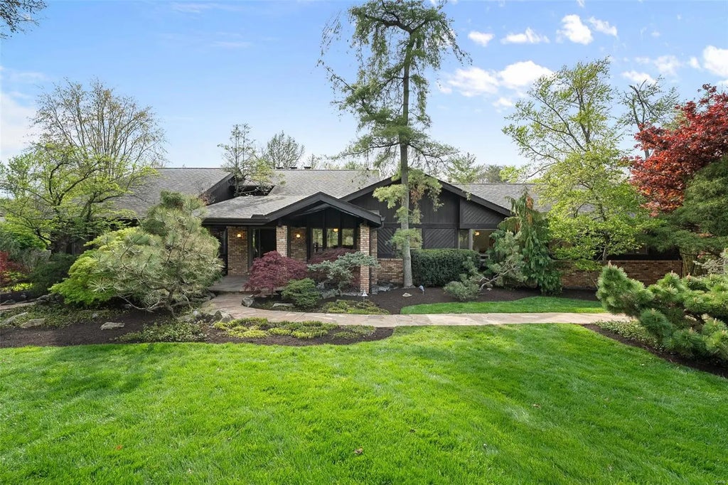 This St Louis Property at 13028 Conway Estates Drive in Parkway Central ...