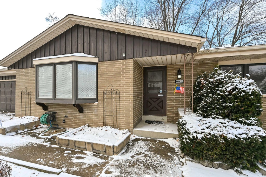 10211 S Nicholson Rd, Oak Creek, WI - MLS# 1945967 - Dane Arthur Real ...