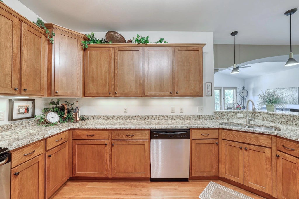 N51w34861 Wisconsin Ave 3114, Oconomowoc Property Listing: MLS® #1946635