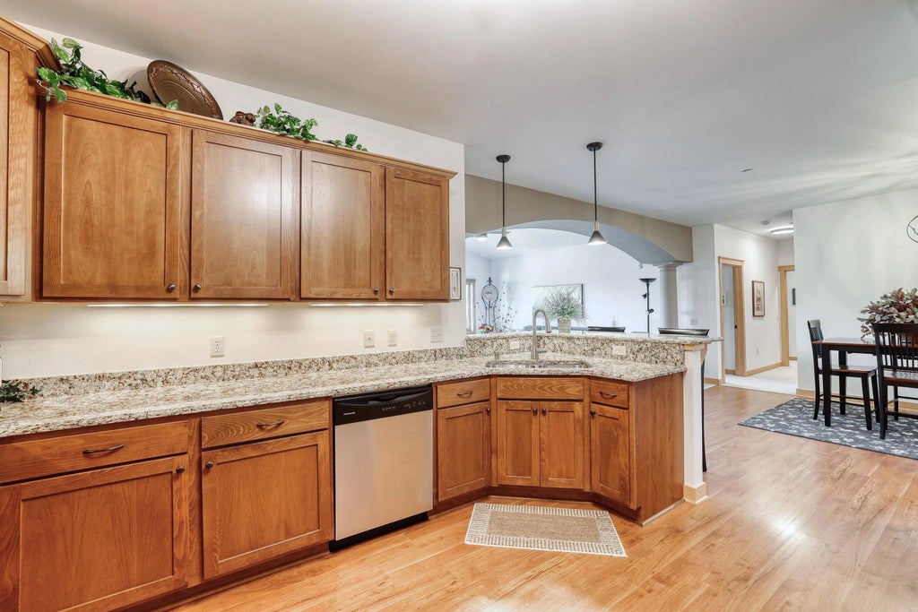 N51w34861 Wisconsin Ave 3114, Oconomowoc Property Listing: MLS® #1946635