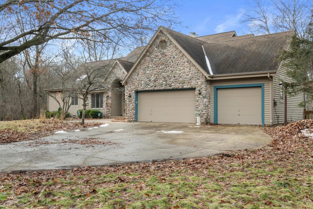 1249 N Lost Woods Rd, Summit Property Listing: MLS® #1946789