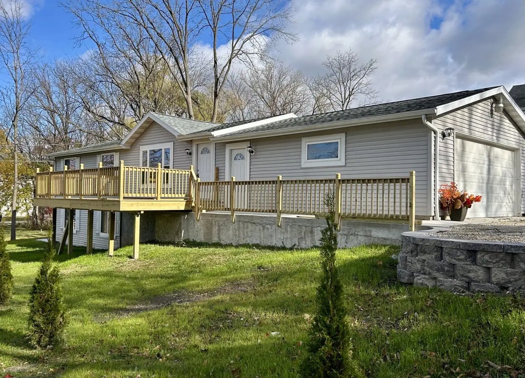 711 Division St, Delafield Property Listing: MLS® #1946824