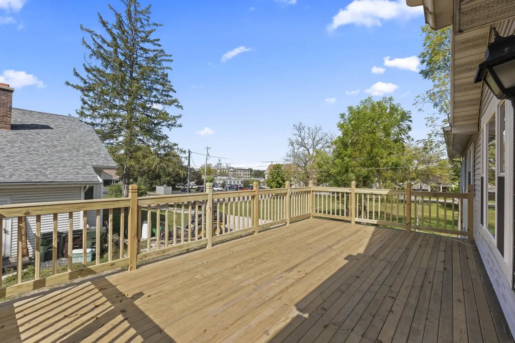 711 Division St, Delafield Property Listing: MLS® #1946824