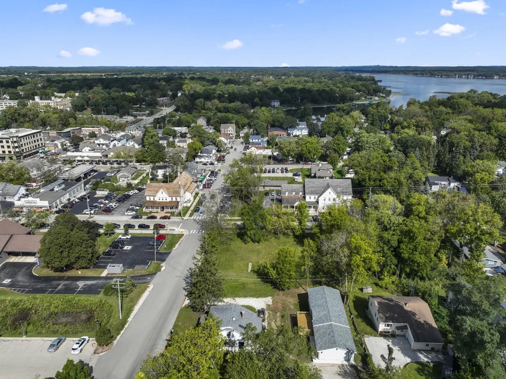 711 Division St, Delafield Property Listing: MLS® #1946824