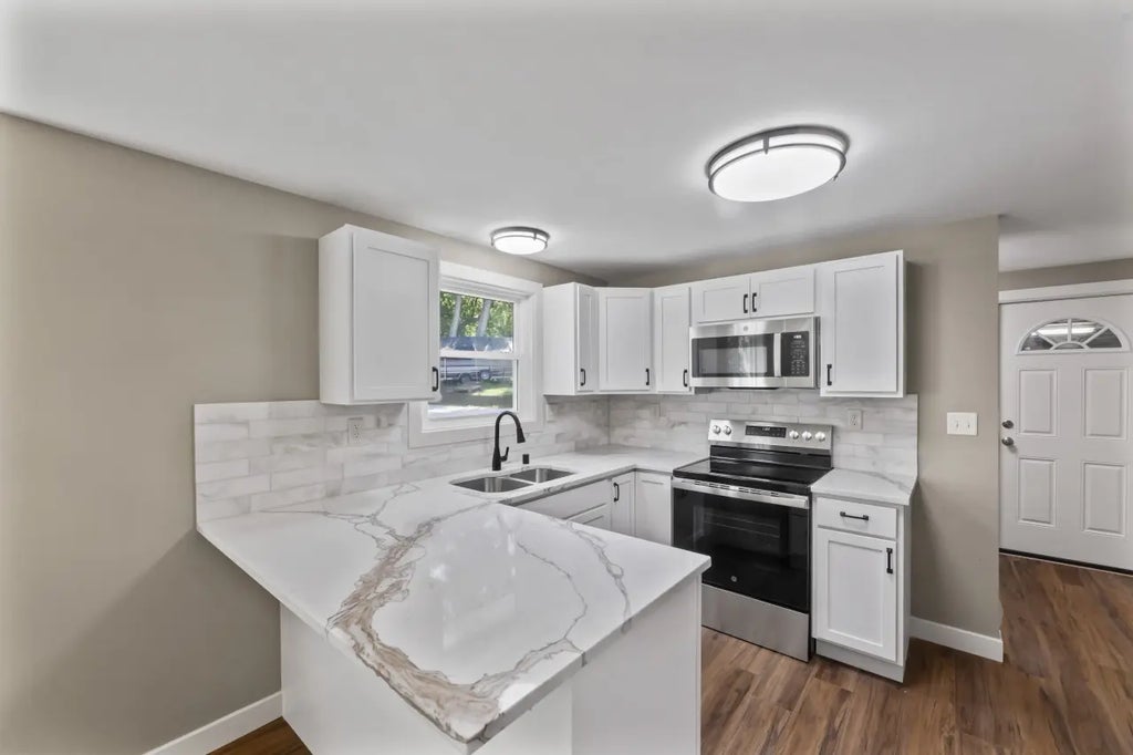 711 Division St, Delafield Property Listing: MLS® #1946824