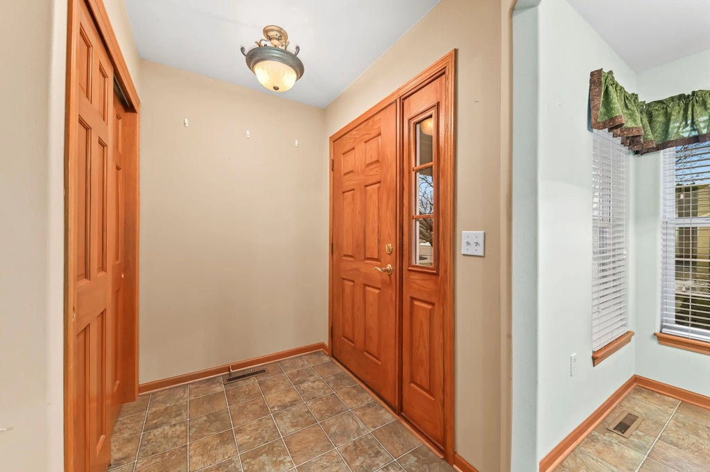 N57w24128 N Sycamore Cir, Sussex Property Listing: MLS® #1946874