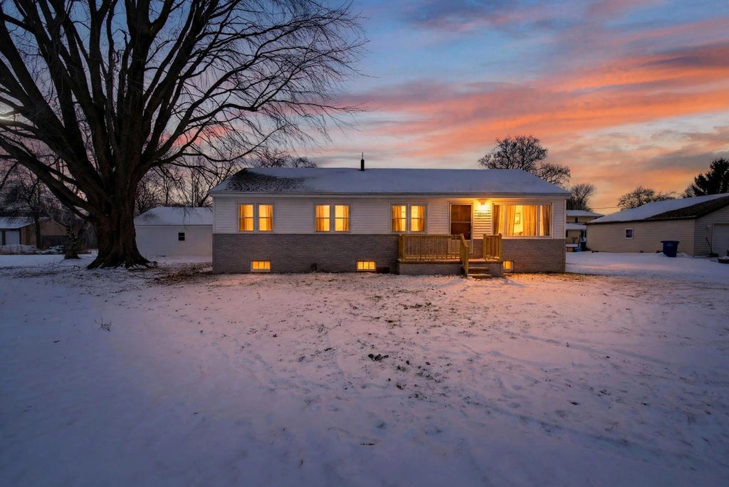 992 Home Ave, Fox Crossing Property Listing: MLS® #1948202