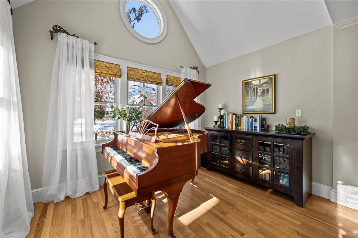 177 Washington Road, Lake Forest Property Listing: MLS® #12528410