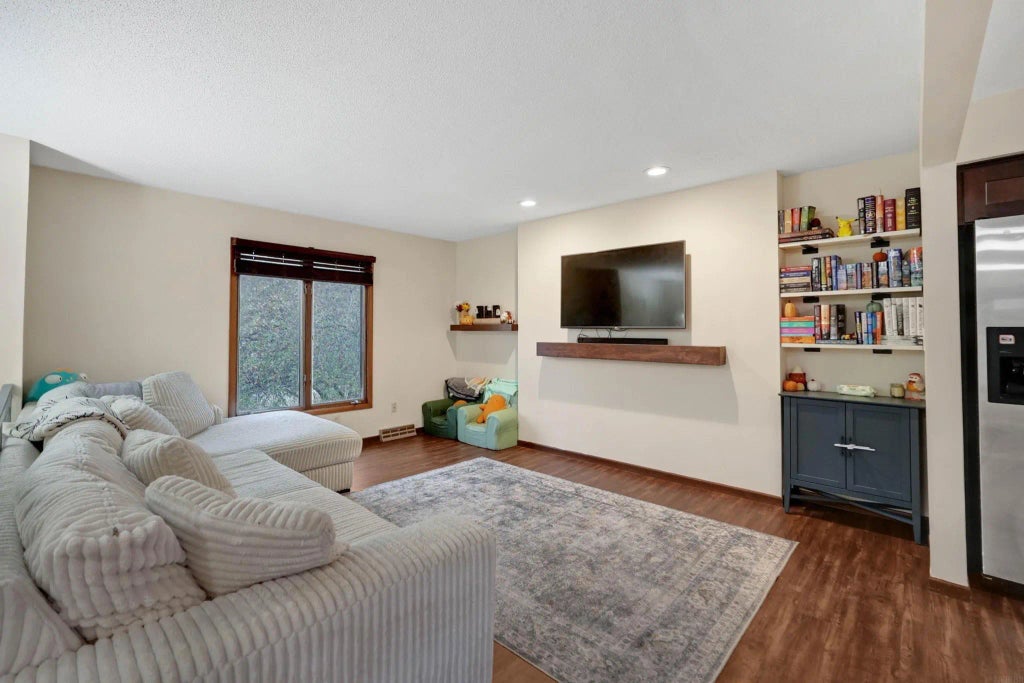 2126 Oxford Lane, Cedar Falls Property Listing: MLS® #20255150