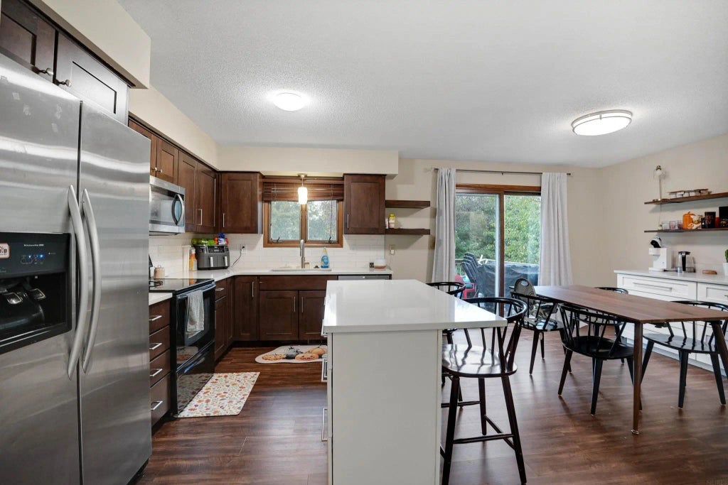 2126 Oxford Lane, Cedar Falls Property Listing: MLS® #20255150