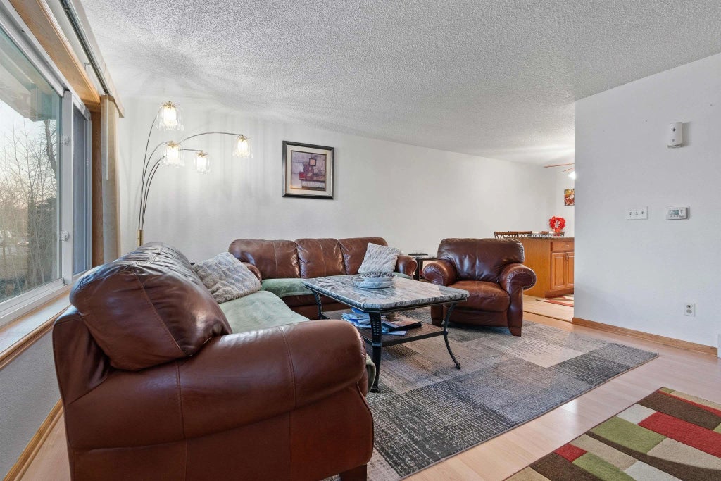 1002 E Ridgeway Avenue, Waterloo Property Listing: MLS® #20260218