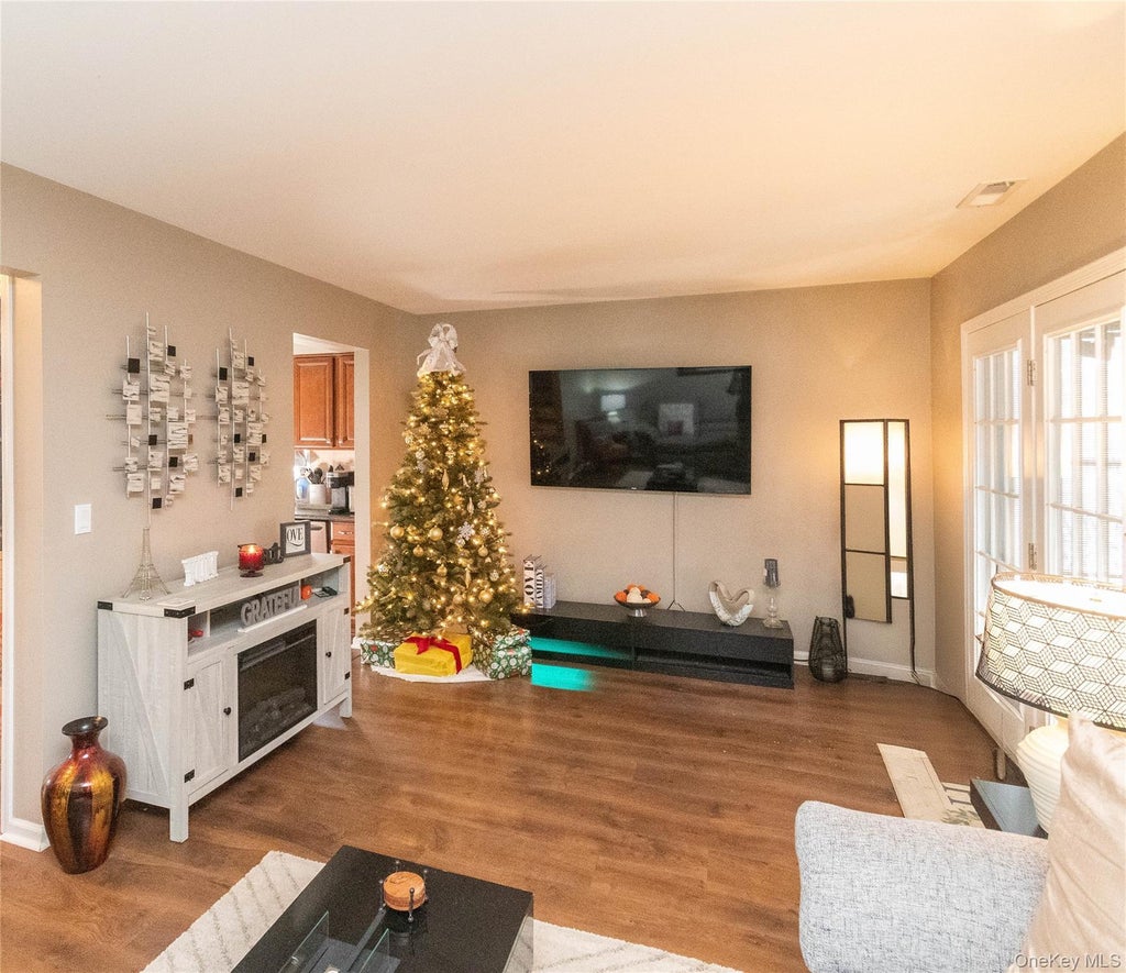 20 Wintergreen Court, Montgomery Property Listing: MLS® #945559